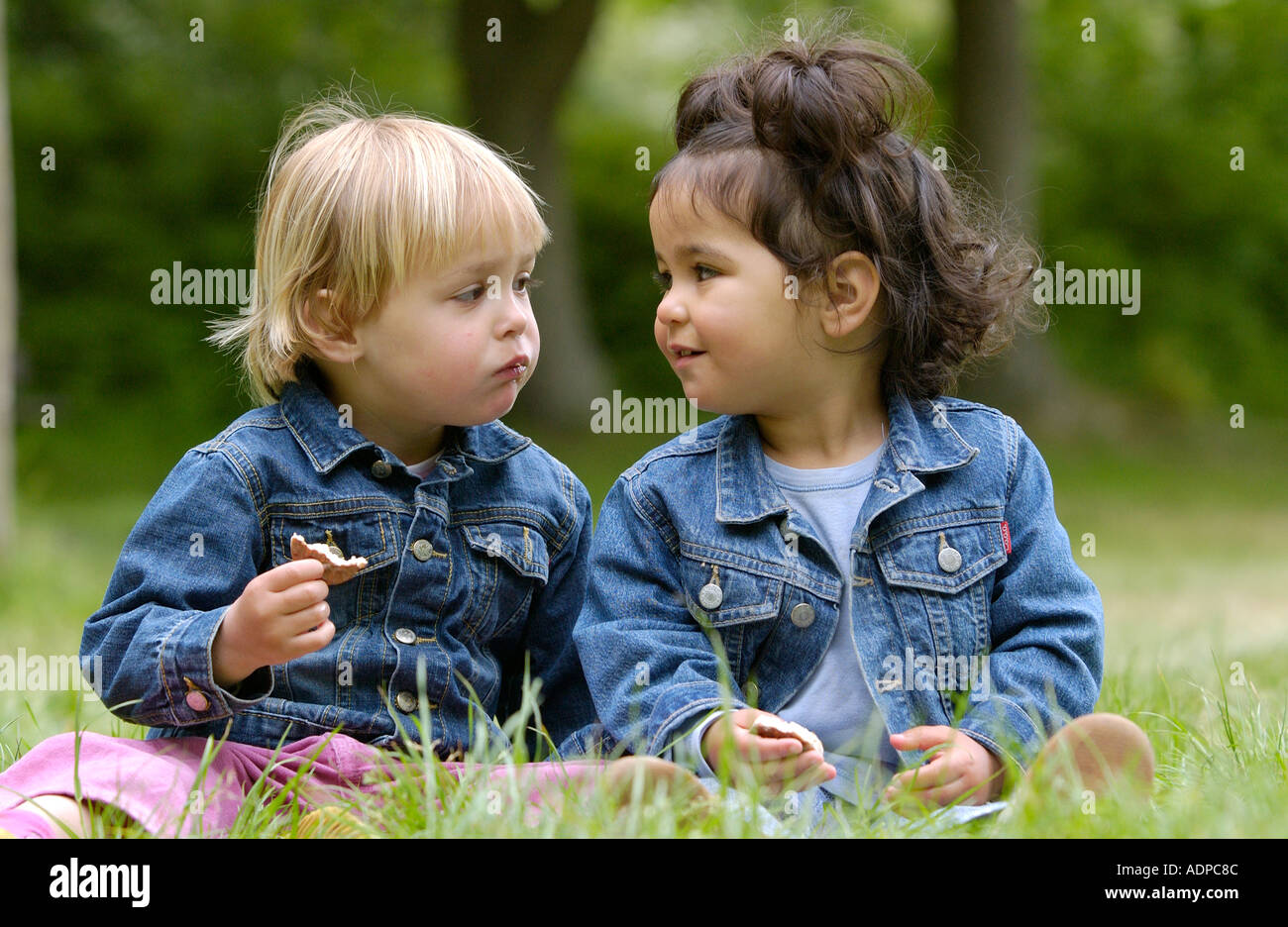 Two little girls talking hi-res stock photography and images - Alamy