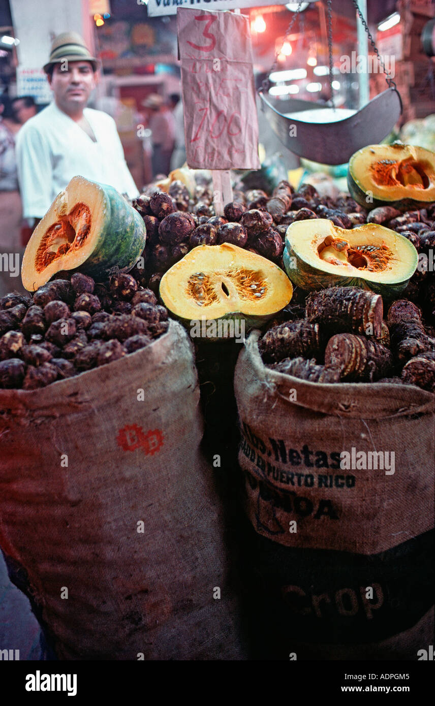 Vendor in outdoor farmers' market in Puerto Rico Stock Photo - Alamy