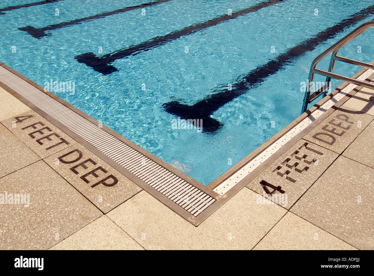 Floating swimming pool moored on the Brooklyn waterfront Stock Photo ...