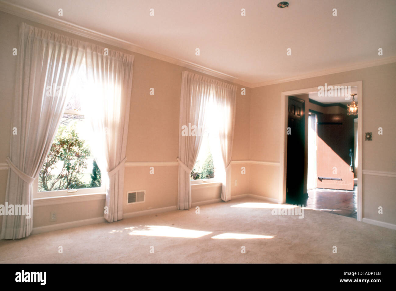 Empty living room hi-res stock photography and images - Alamy