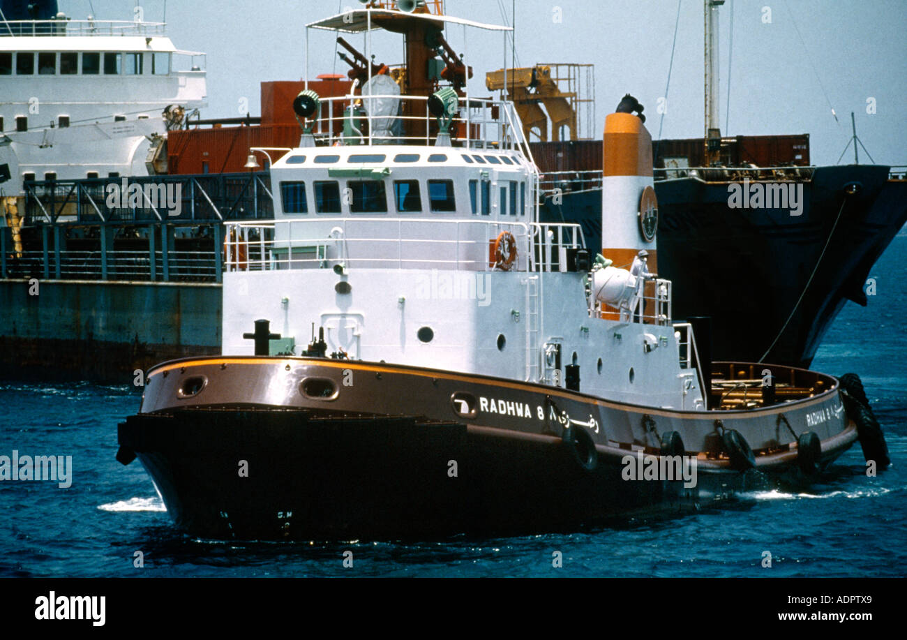 Tug boat boats tugs tugboat hi-res stock photography and images - Alamy