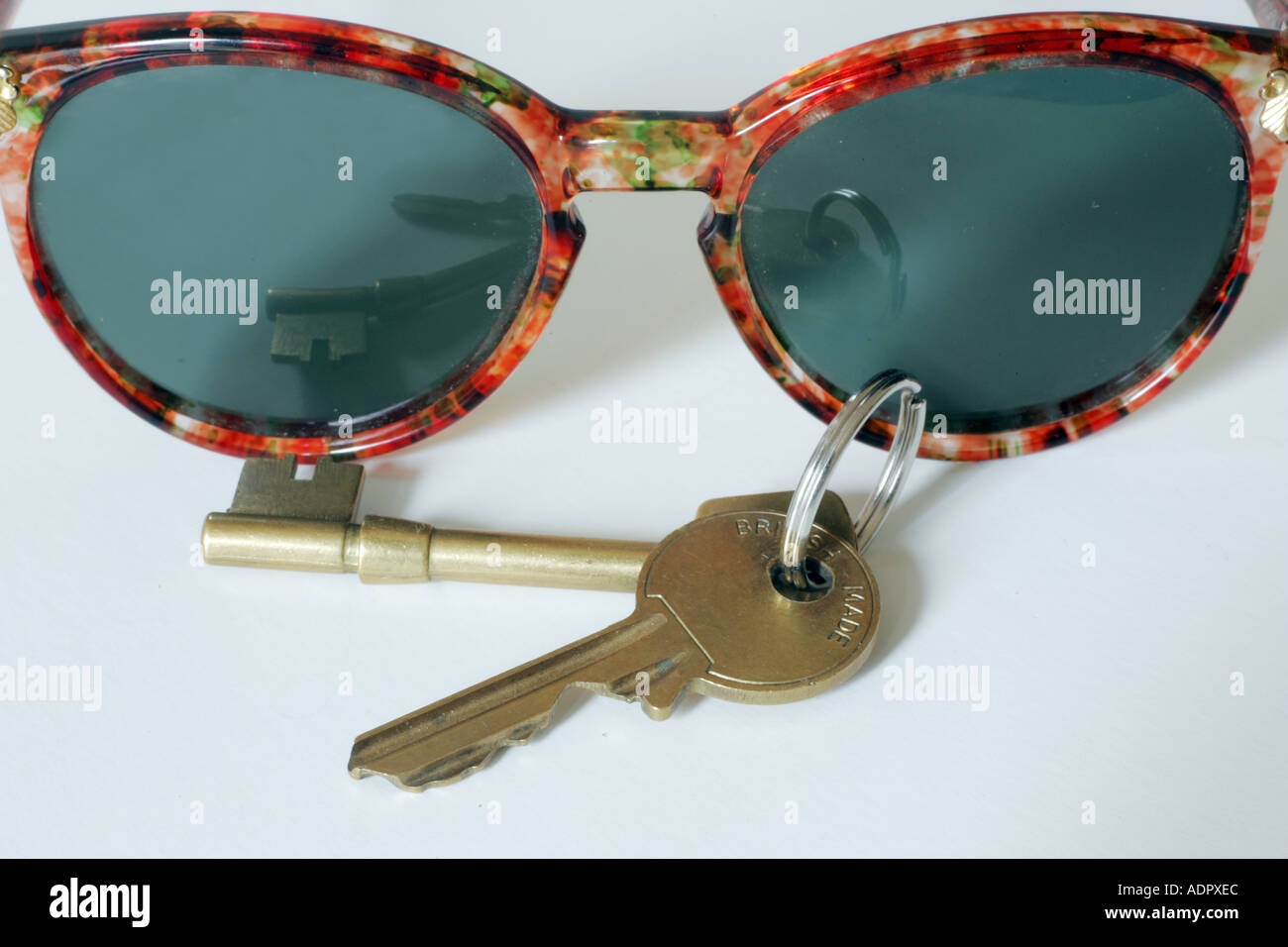 Sunglasses and keys Stock Photo - Alamy