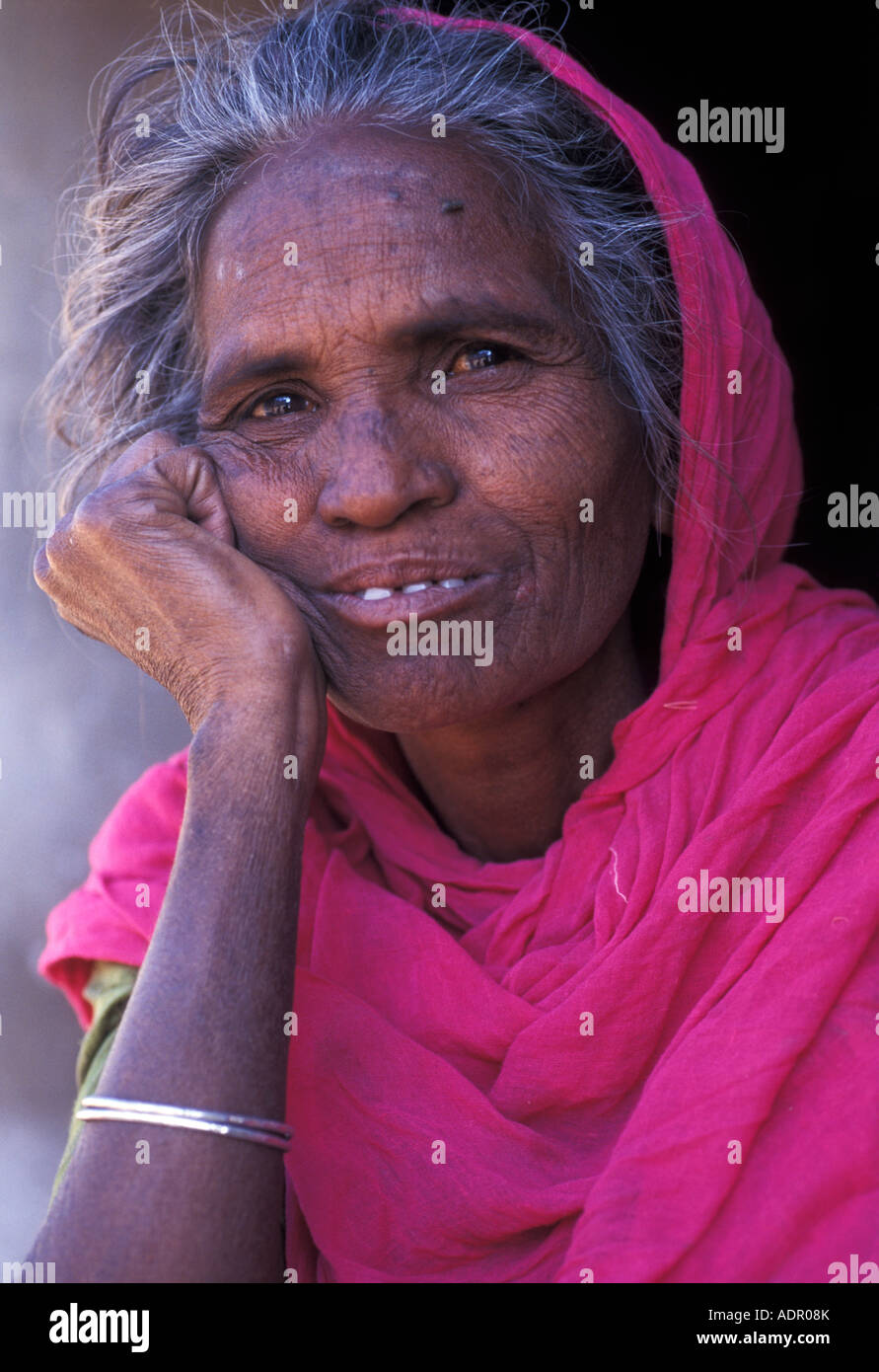INDIA Rajasthan Lady in pink Pushkar Stock Photo - Alamy