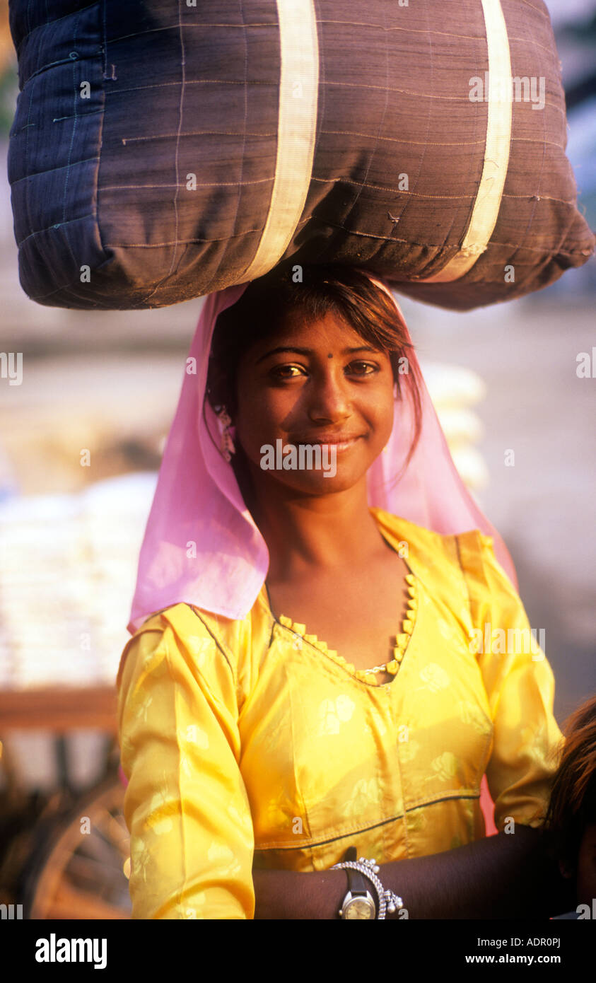Woman with a bundle on her head hi-res stock photography and images - Alamy