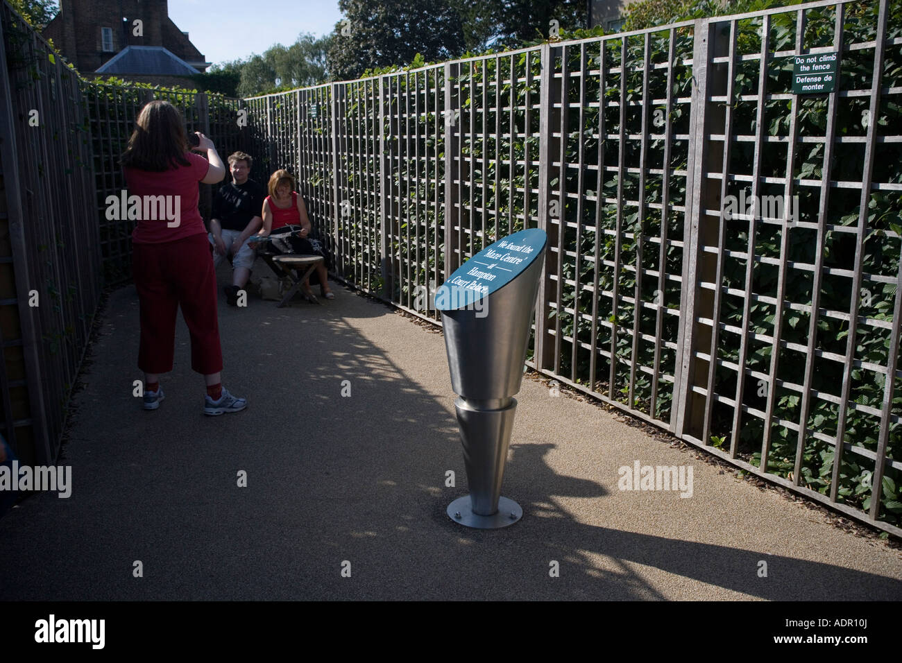 Hampton court palace maze hi-res stock photography and images - Alamy