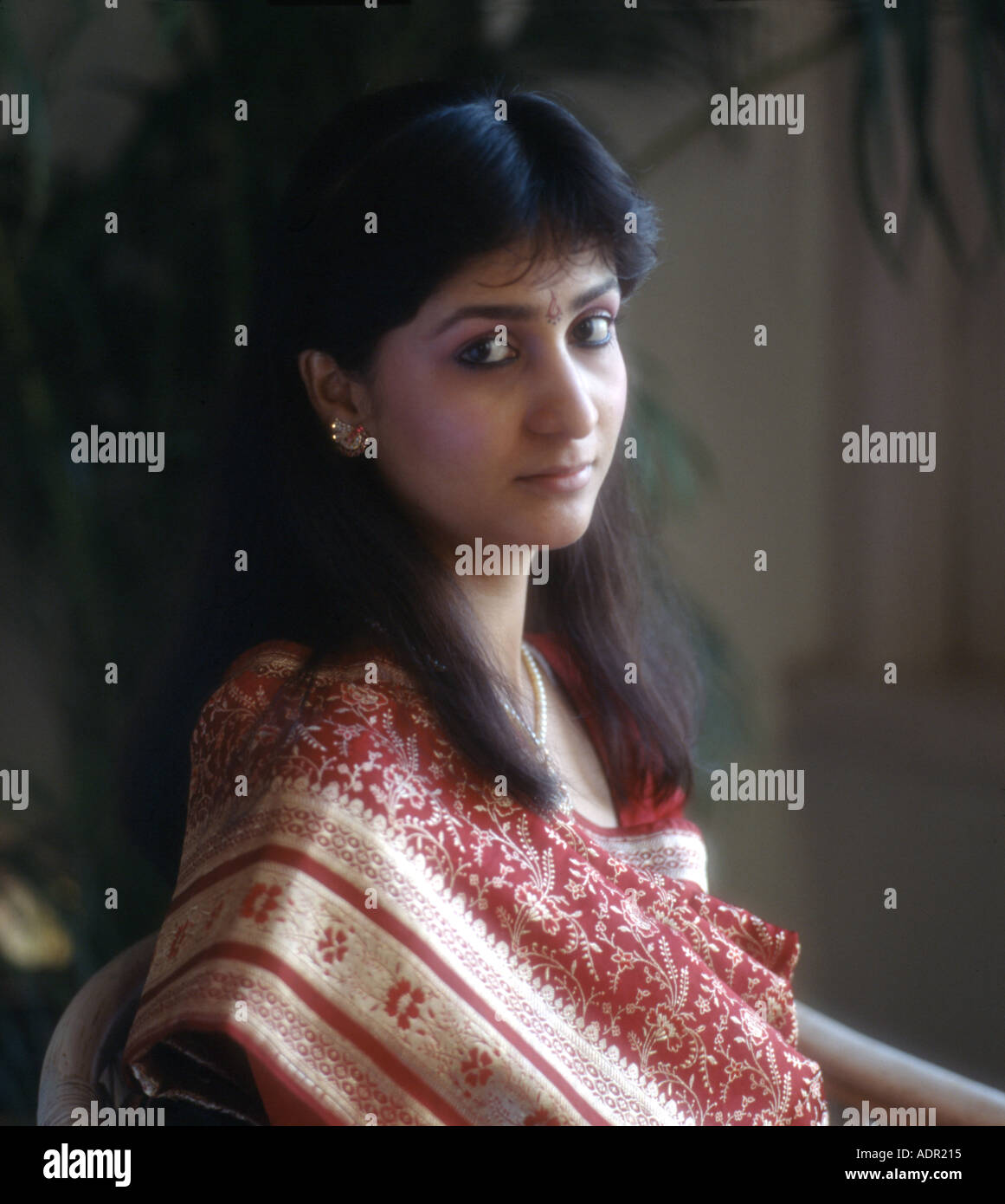 Lady in sari hi-res stock photography and images - Alamy