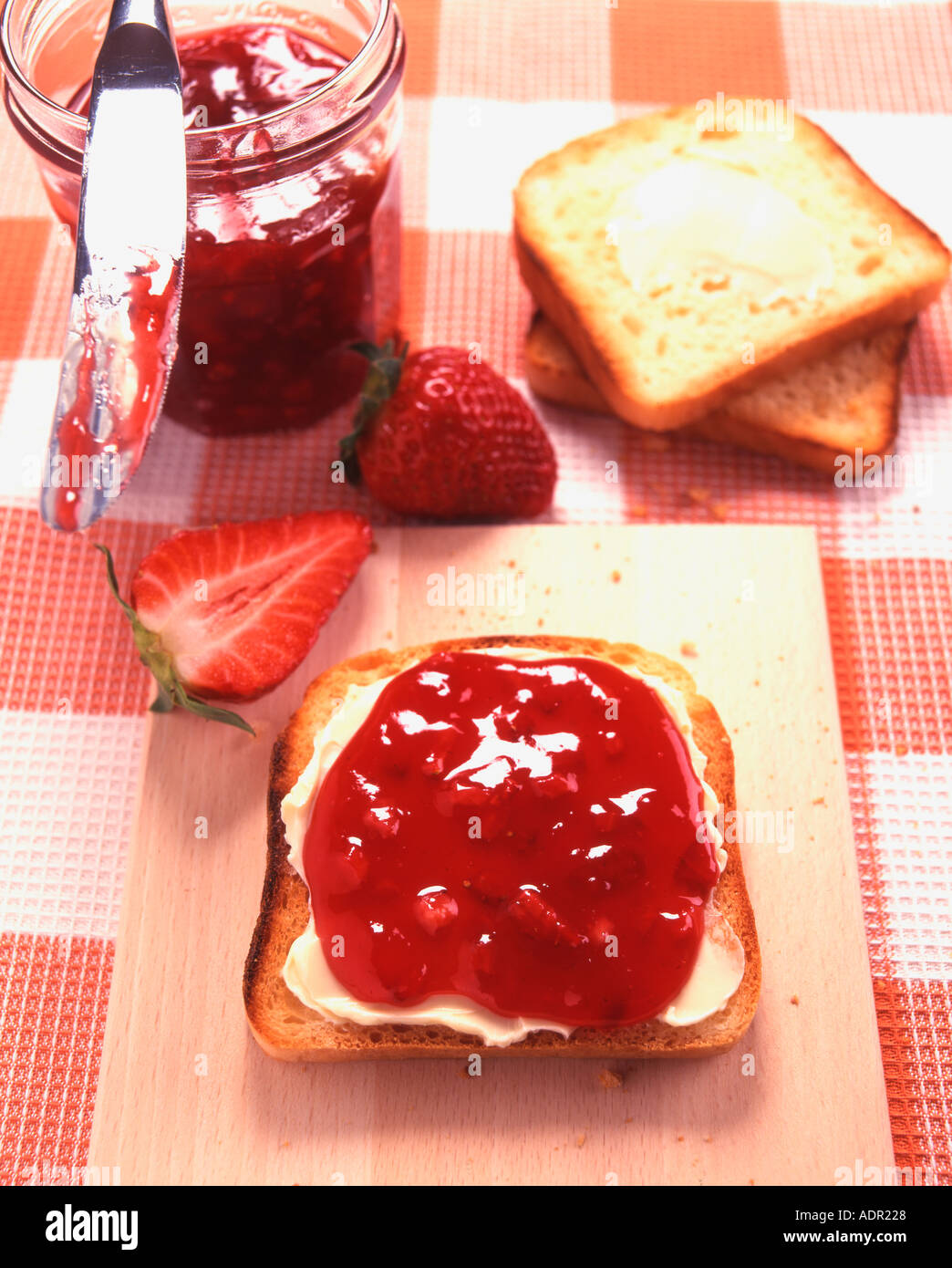 Toast mit Erdbeermarmelade Toast with strawberry jam Stock Photo - Alamy