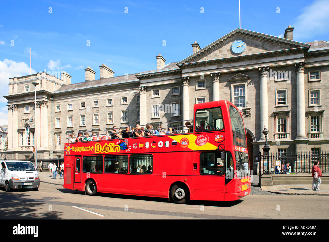 College bus hi-res stock photography and images - Alamy