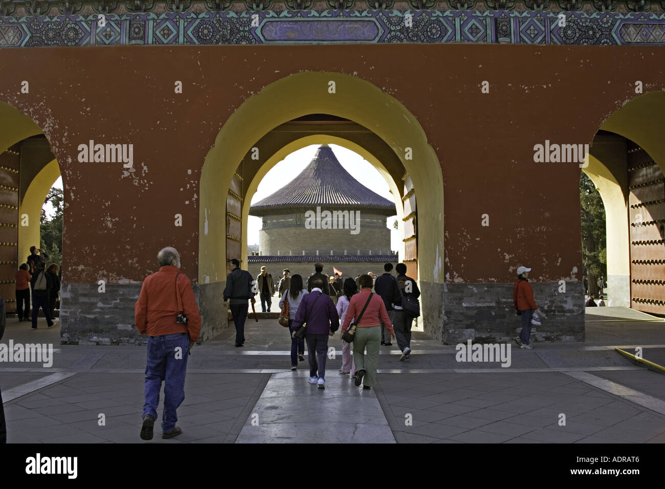 Tourists walk through arc hi-res stock photography and images - Alamy