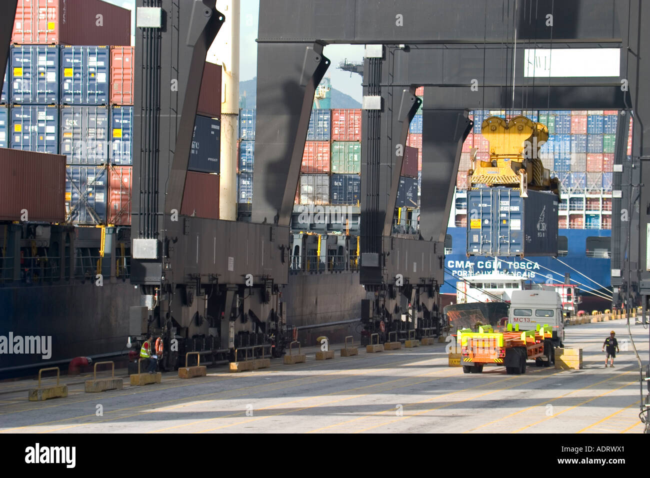 Hong Kong Shipping Container Transfer Heavy Lift crane loading ...