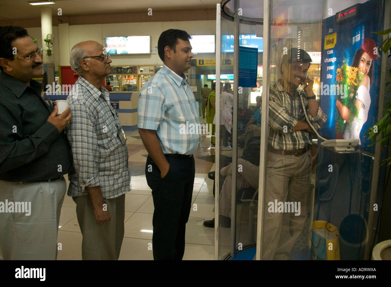 India queue airport hi-res stock photography and images - Alamy