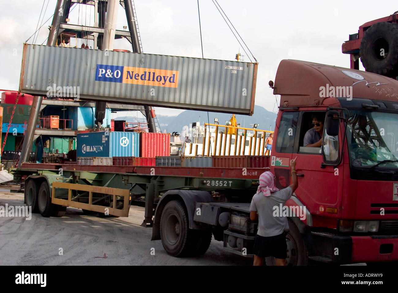 Hong Kong Shipping Container Transfer barge crane lifts container ...