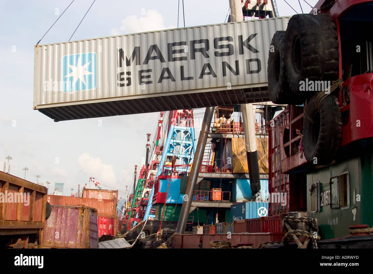 Hong Kong Shipping Container Transfer barge crane lifts container ...