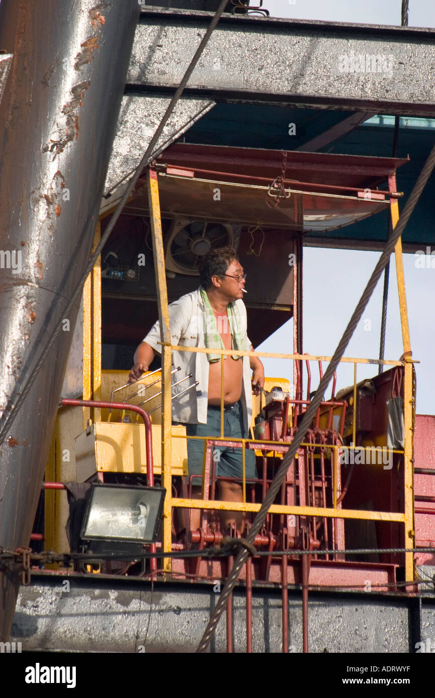 Hong Kong Shipping Container Transfer barge crane lifts container ...