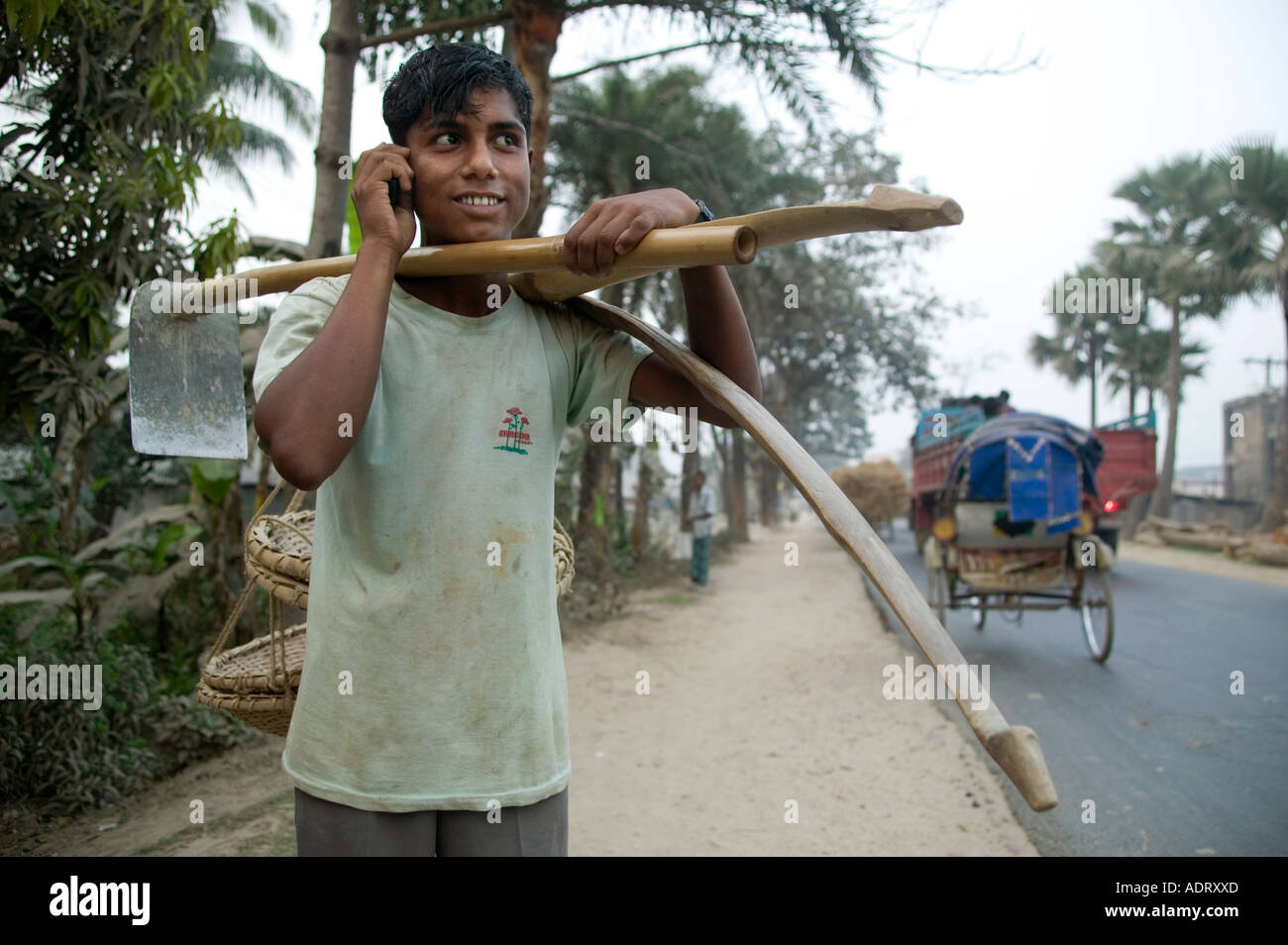 Bangladeshi man using mobile phone hi-res stock photography and images ...