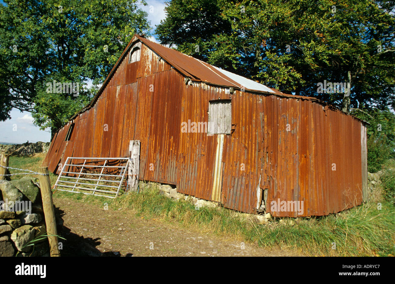 Rusty barn UK Stock Photo - Alamy