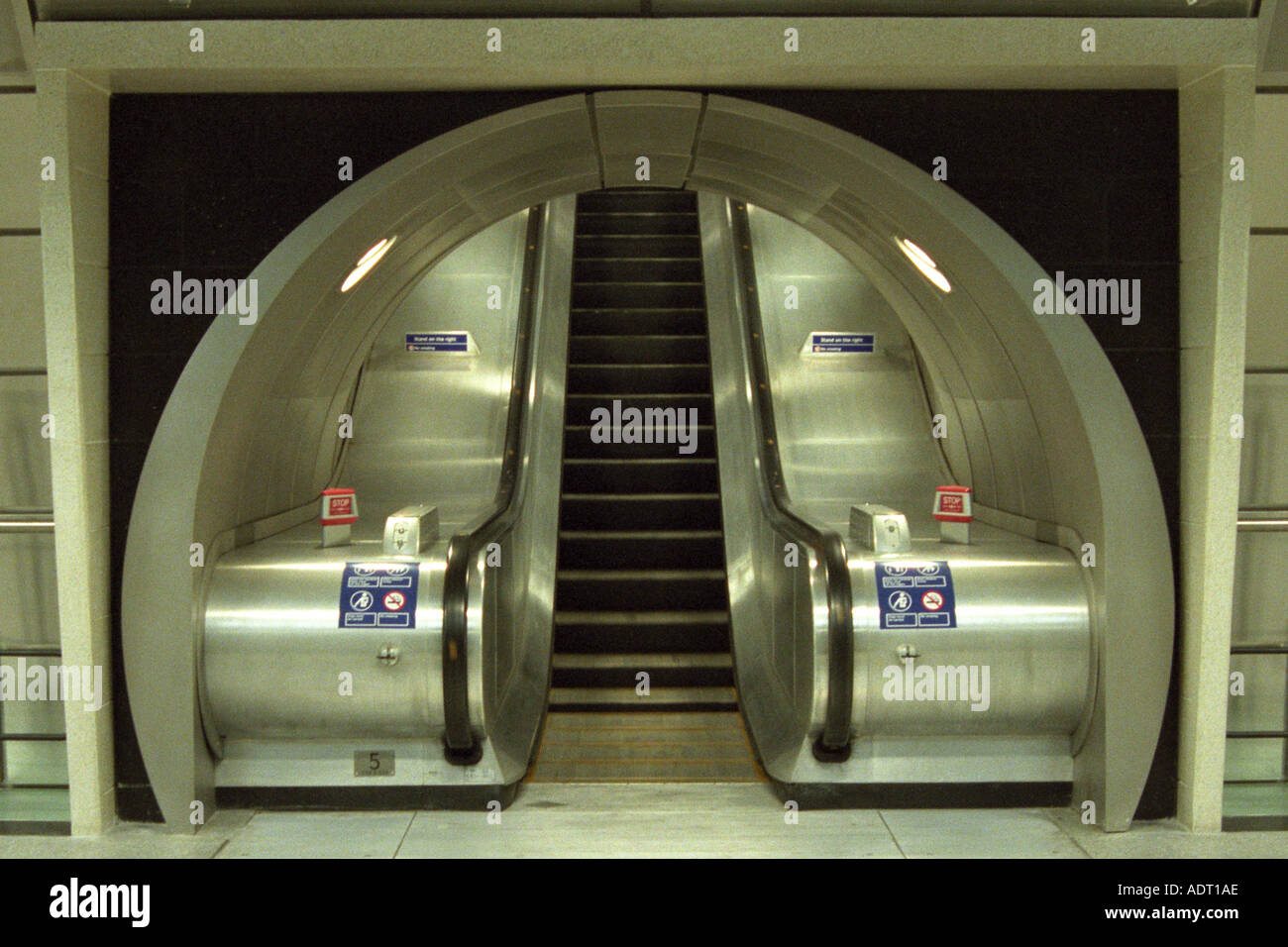 Southwark underground station Jubilee line London UK Stock Photo - Alamy