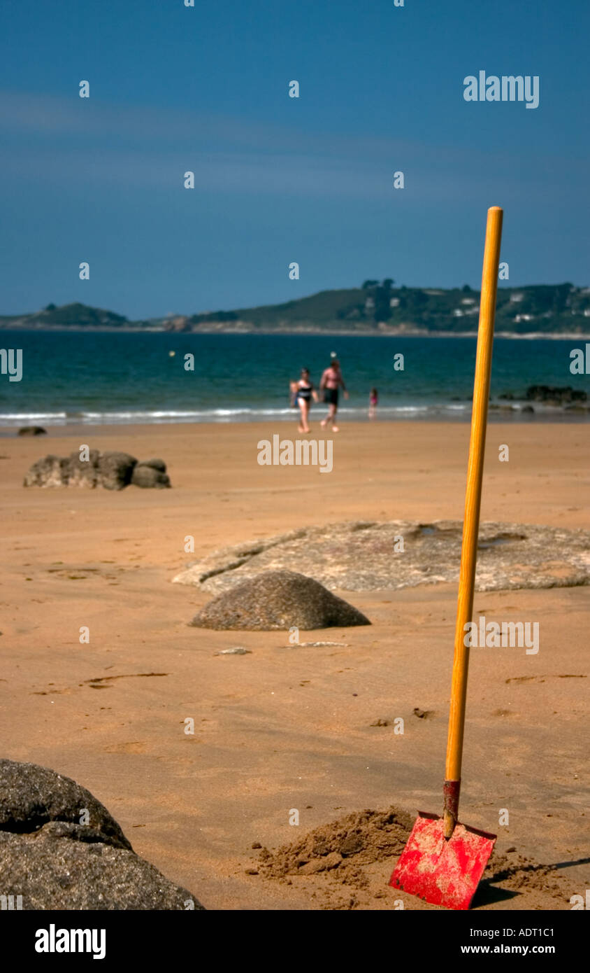 Children playing with bucket and spades hi-res stock photography and ...