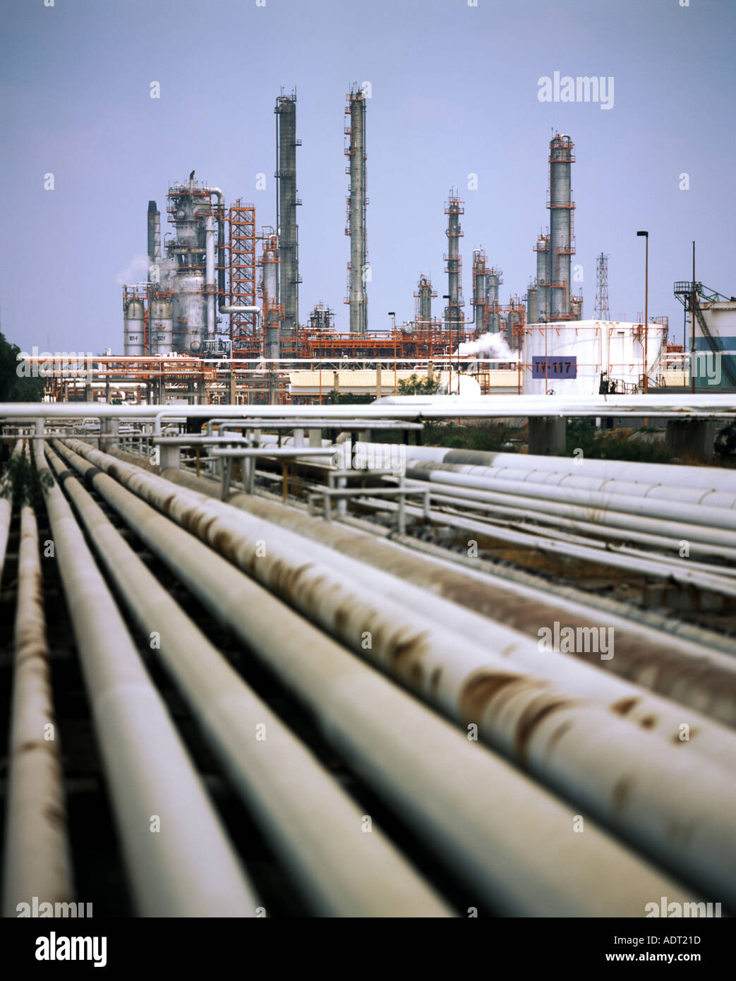 Pipelines and cracking towers at the Petróleos Mexicanos PEMEX refinery ...