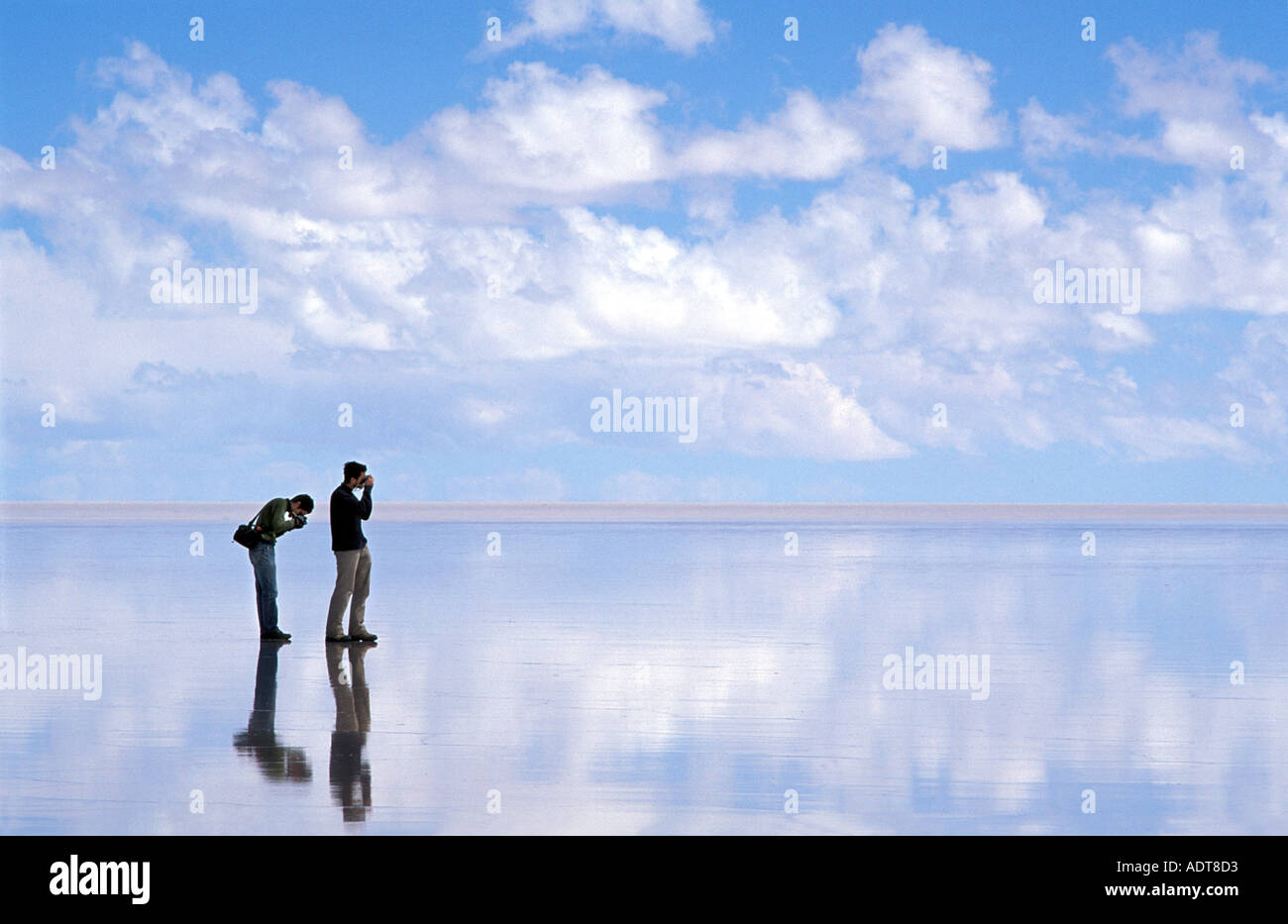 A visual illusion Travellers on the Salar de Uyuni salt flats Highly ...