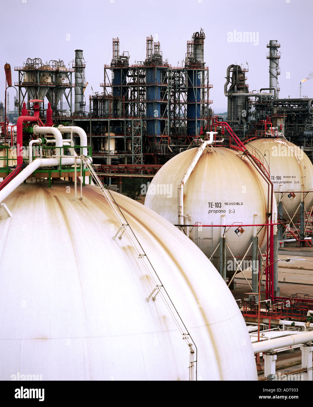 Petroleum cracking plant hi-res stock photography and images - Alamy