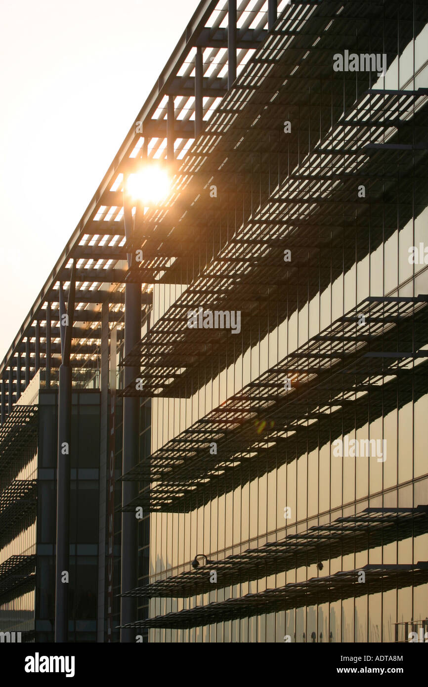 Exterior of modern office building Stock Photo - Alamy
