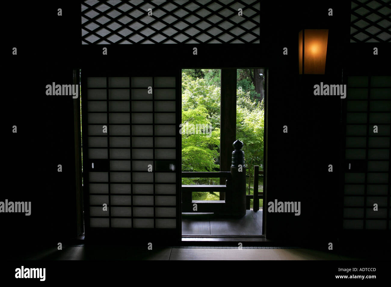 Paper sliding doors hi-res stock photography and images - Alamy