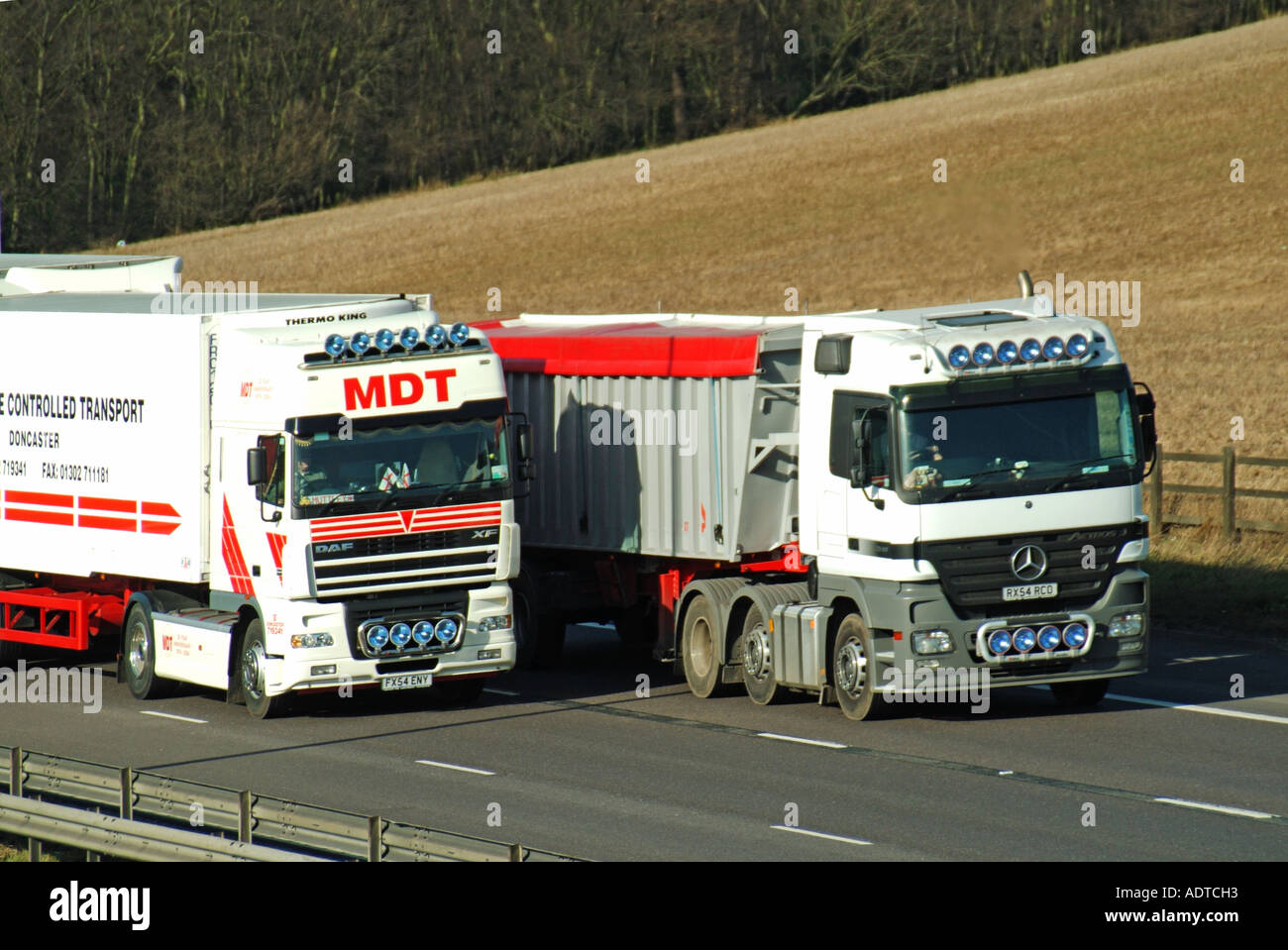 M25 motorway two lorries overtaking note abundance of headlights Stock ...