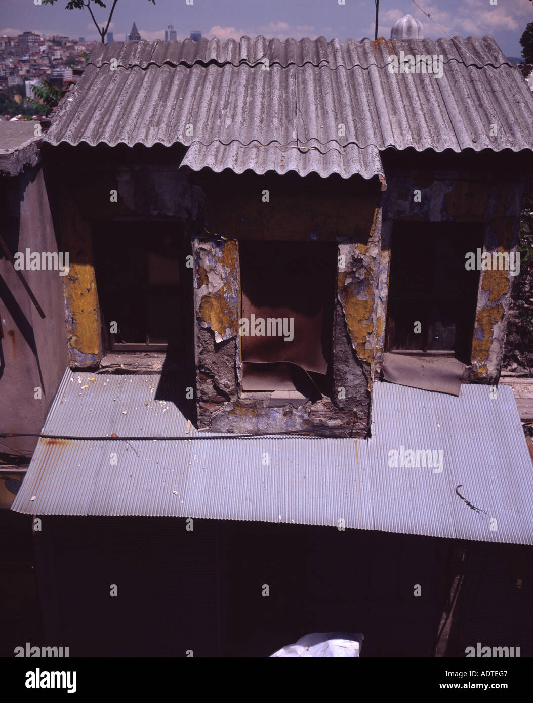 Ramshackle and rickety hi-res stock photography and images - Alamy