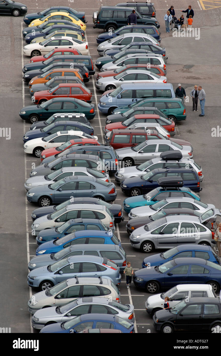 Cars uk carpark aerial hi-res stock photography and images - Alamy