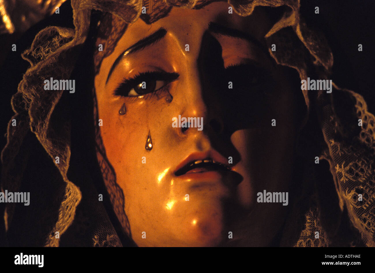 Crying virgin mary statue hi-res stock photography and images - Alamy