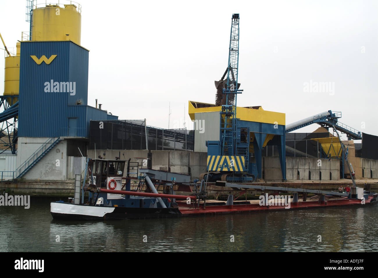Flat bottomed barge hi-res stock photography and images - Alamy