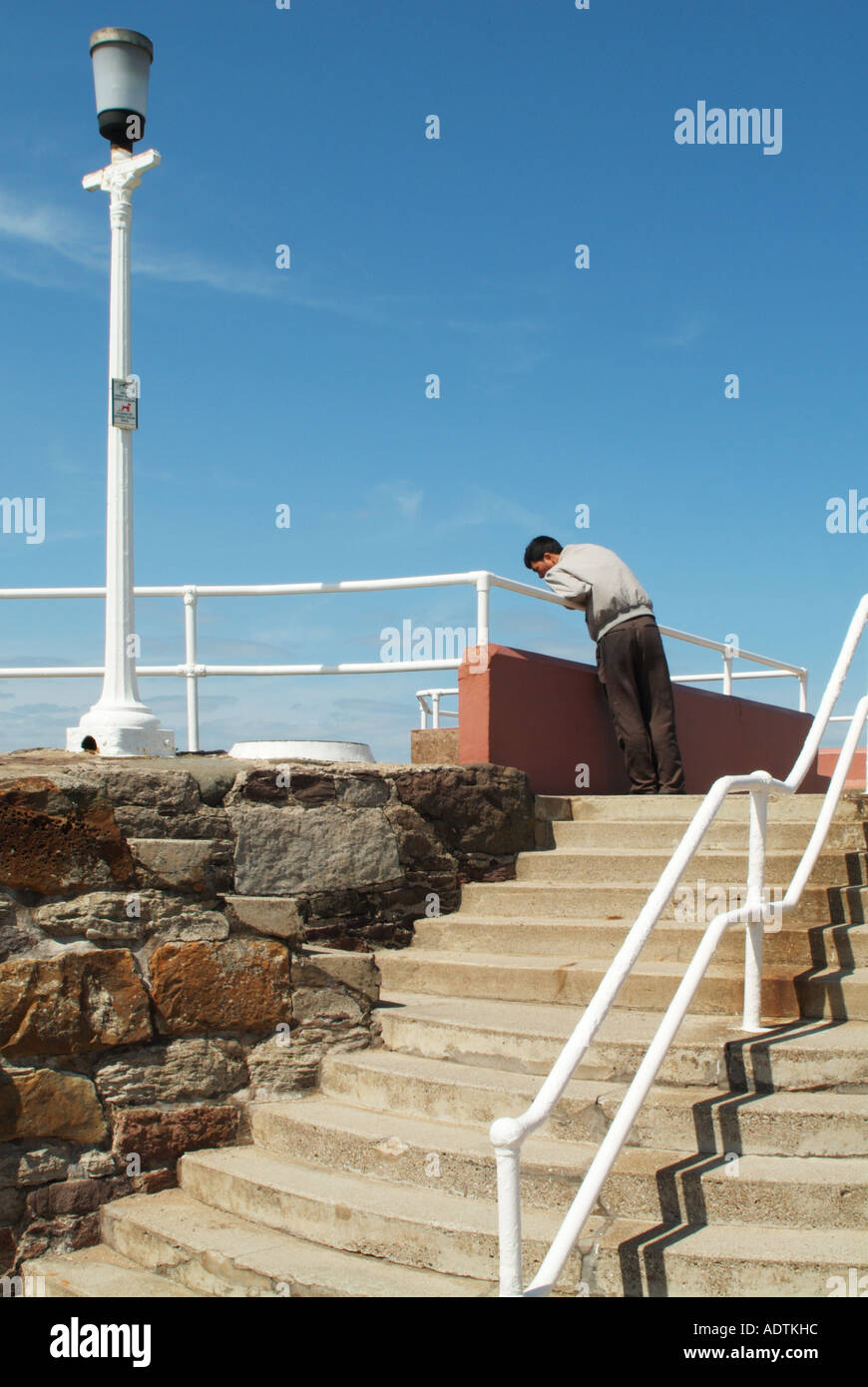 Man peering over wall hi-res stock photography and images - Alamy