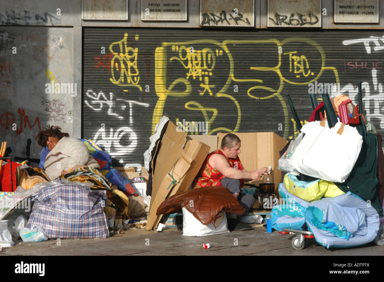 Cardboard houses hi-res stock photography and images - Alamy