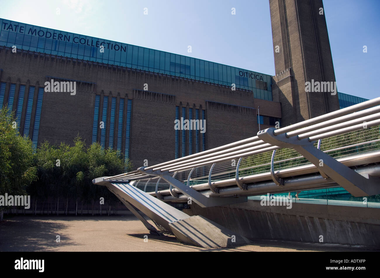 the tate modern and millenium bridge Stock Photo - Alamy