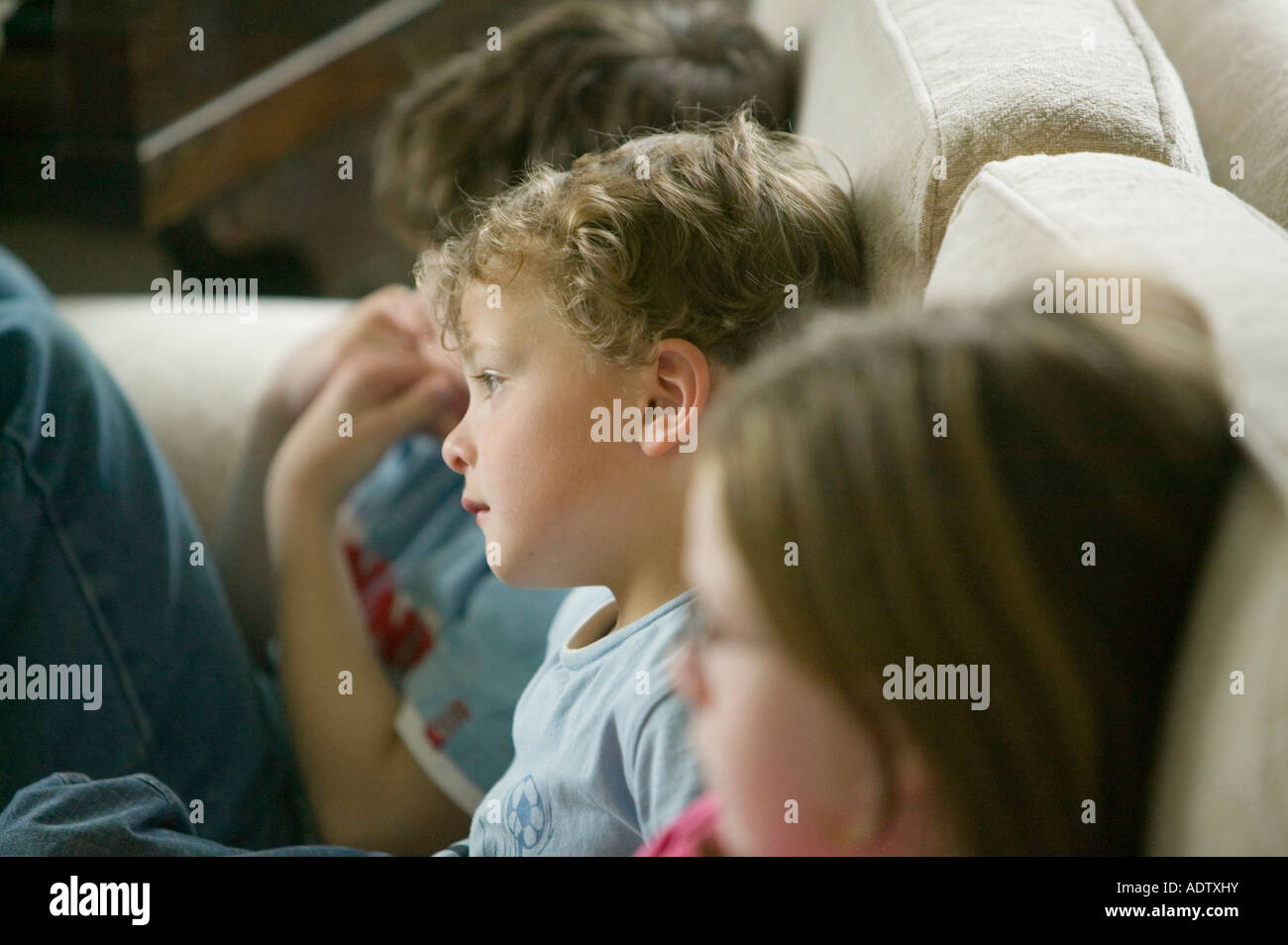 Children watching tv uk hi-res stock photography and images - Alamy