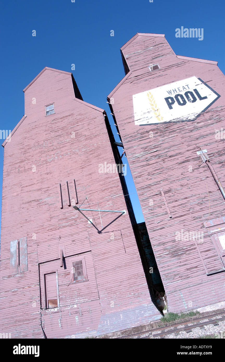 Alberta pool grain elevator hi-res stock photography and images - Alamy