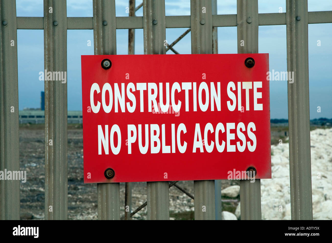 Warning sign CONSTRUCTION SITE NO PUBLIC ACCESS Stock Photo - Alamy