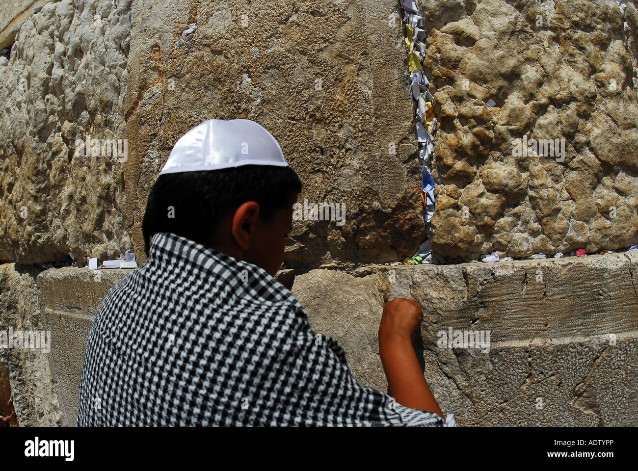 Israel jewish pilgrims at the wailing hi-res stock photography and ...