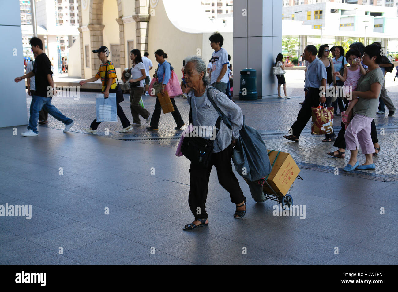 Border crossing china hi-res stock photography and images - Alamy