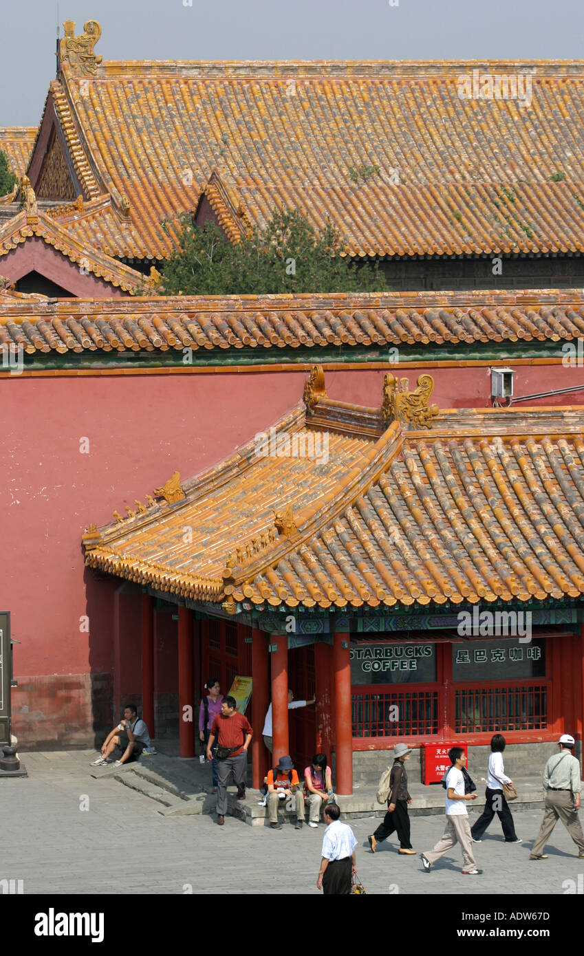 Tourists Exit The World Famous Coffee Shop Chain Star Bucks In The Forbidden City Beijing China tourists-exit-the-world-famous-coffee-shop-chain-star-bucks-in-the-forbidden-city-beijing-china