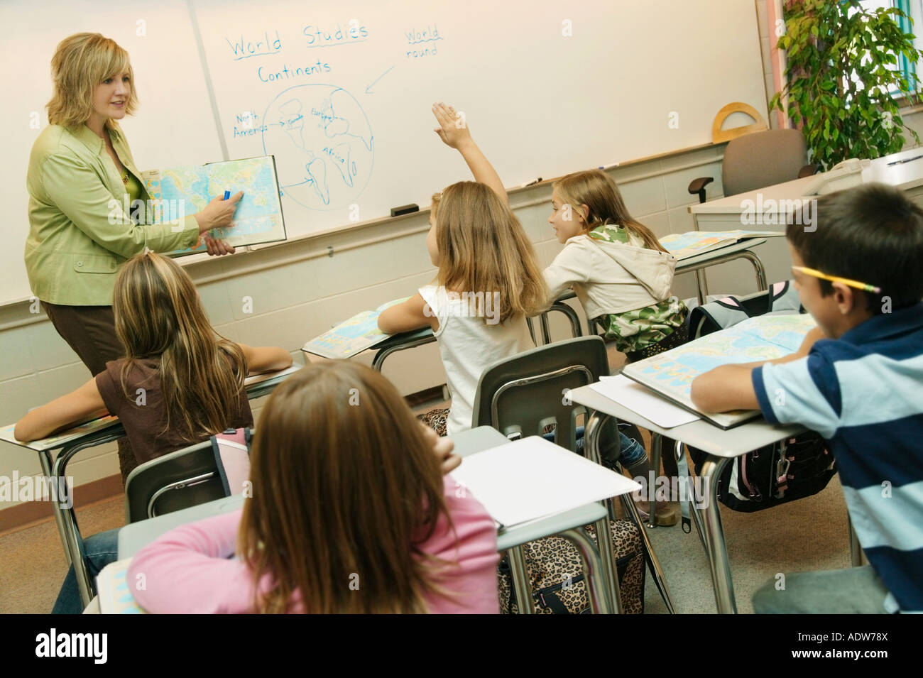 Native canadian classroom hi-res stock photography and images - Alamy