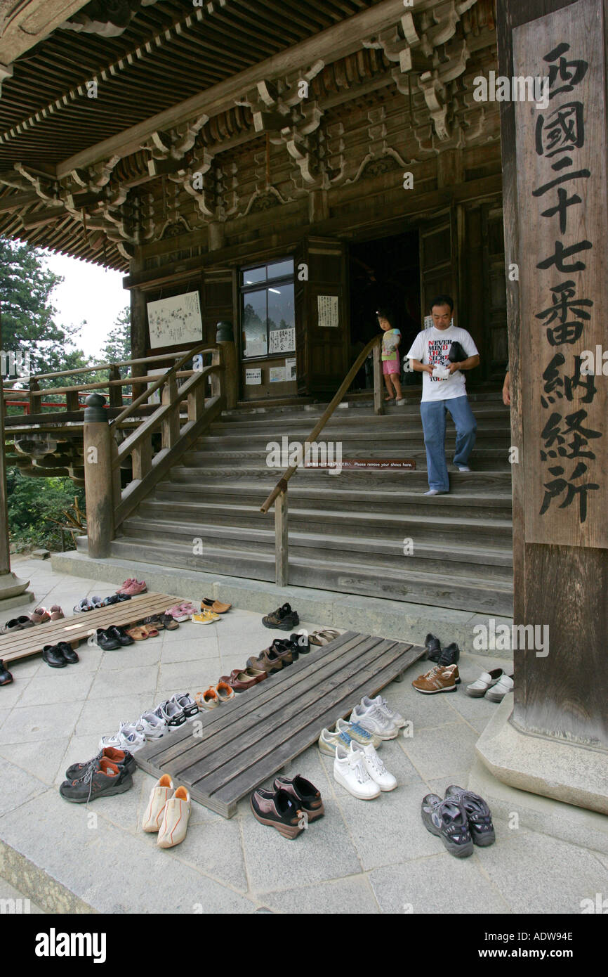 Shoes entrance japanese temple hi-res stock photography and images - Alamy