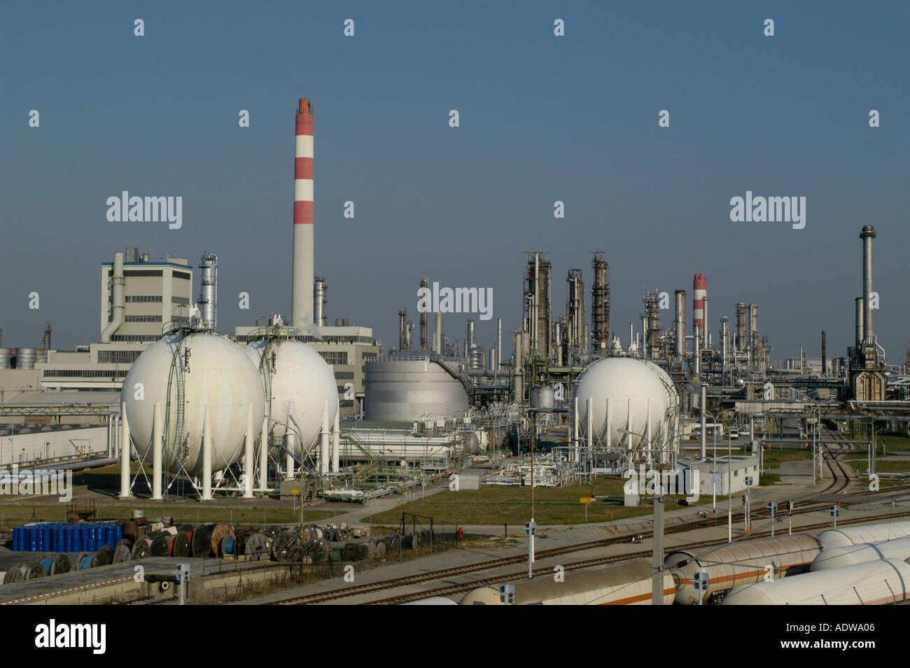 Oil refinery train tracks hi-res stock photography and images - Alamy