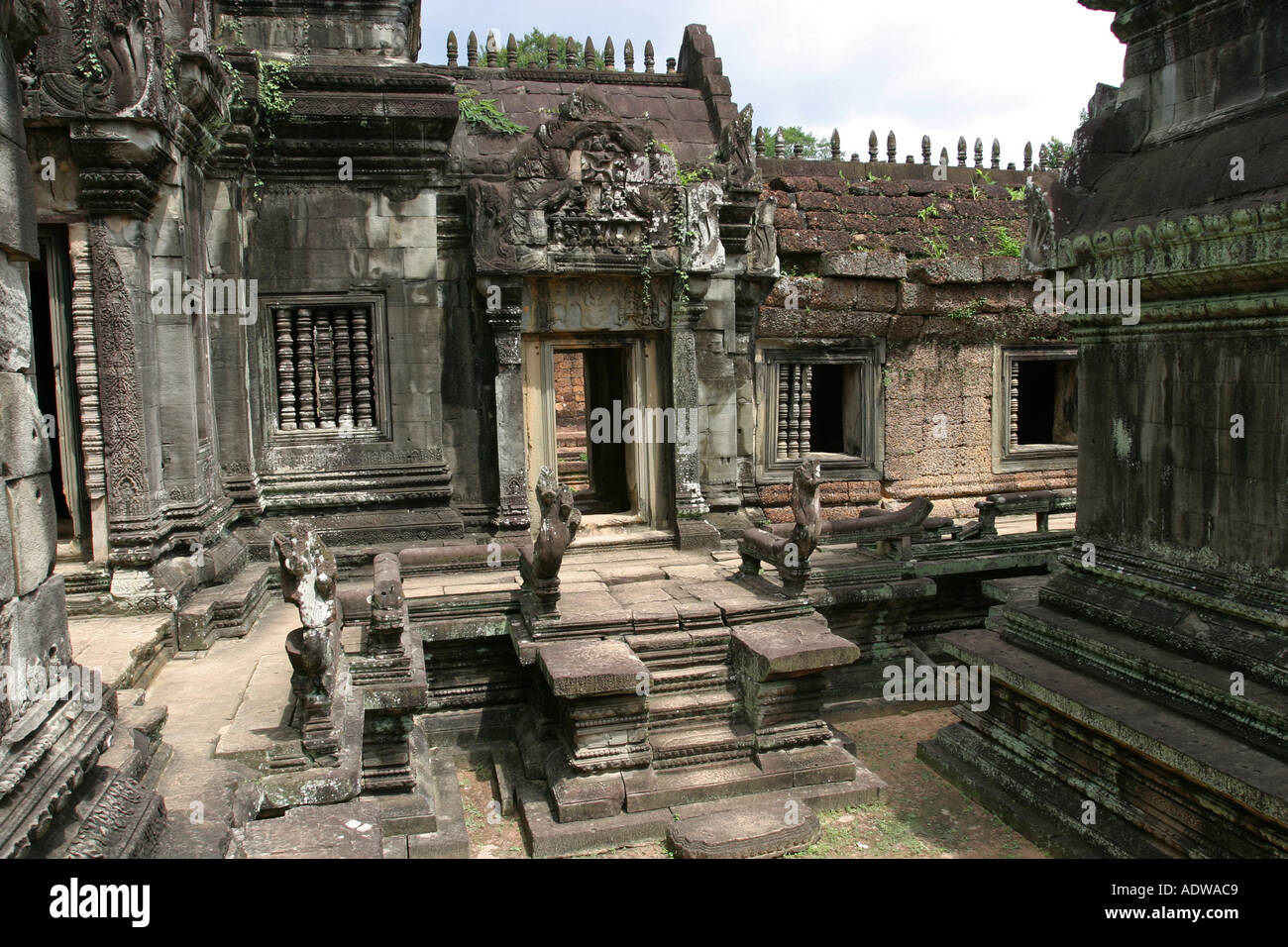 Angkor wat temple complex courtyard hi-res stock photography and images ...