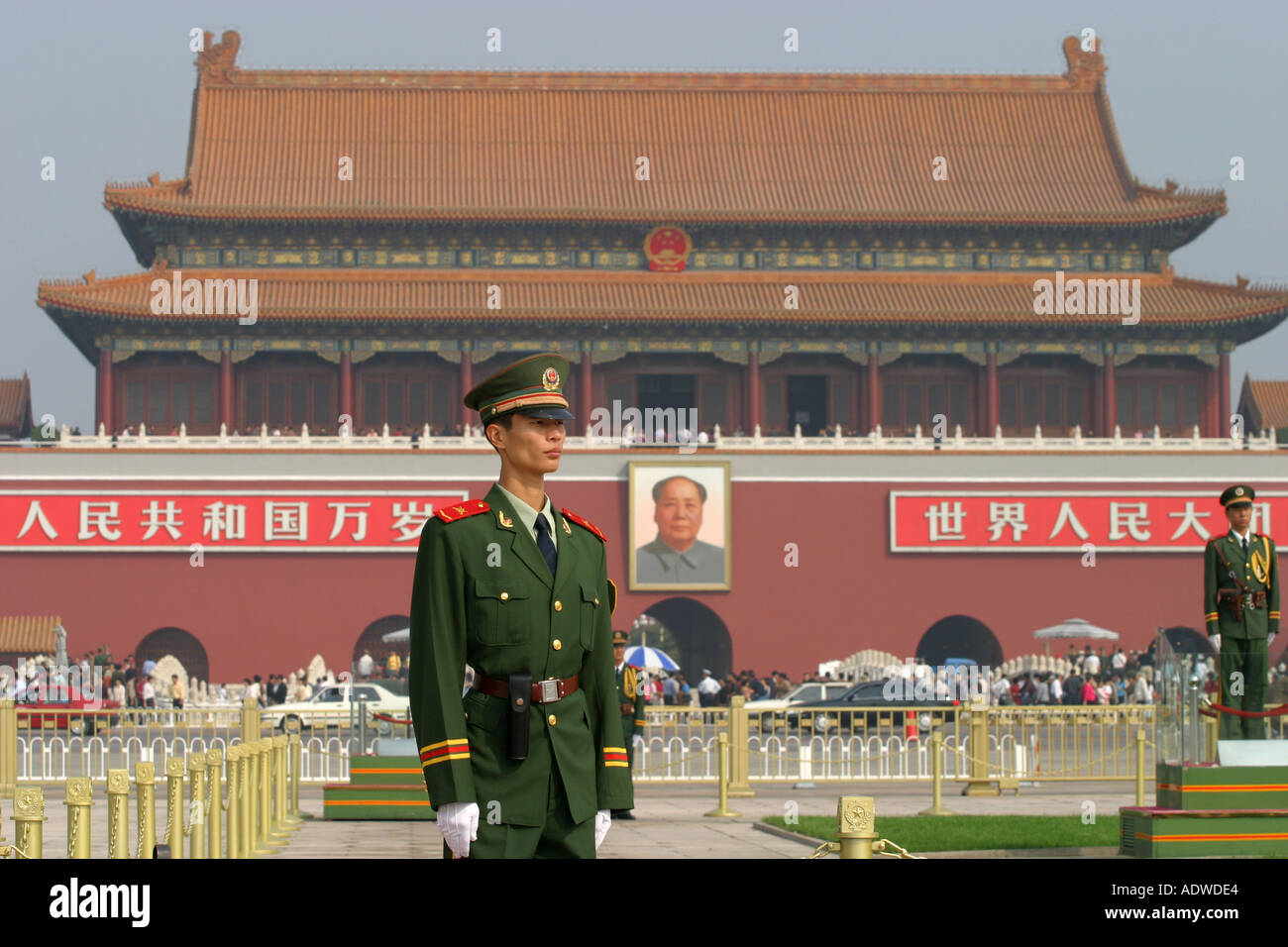Chinese guard stands infront of Gate of the Heavenly Peace in Tiananmen ...