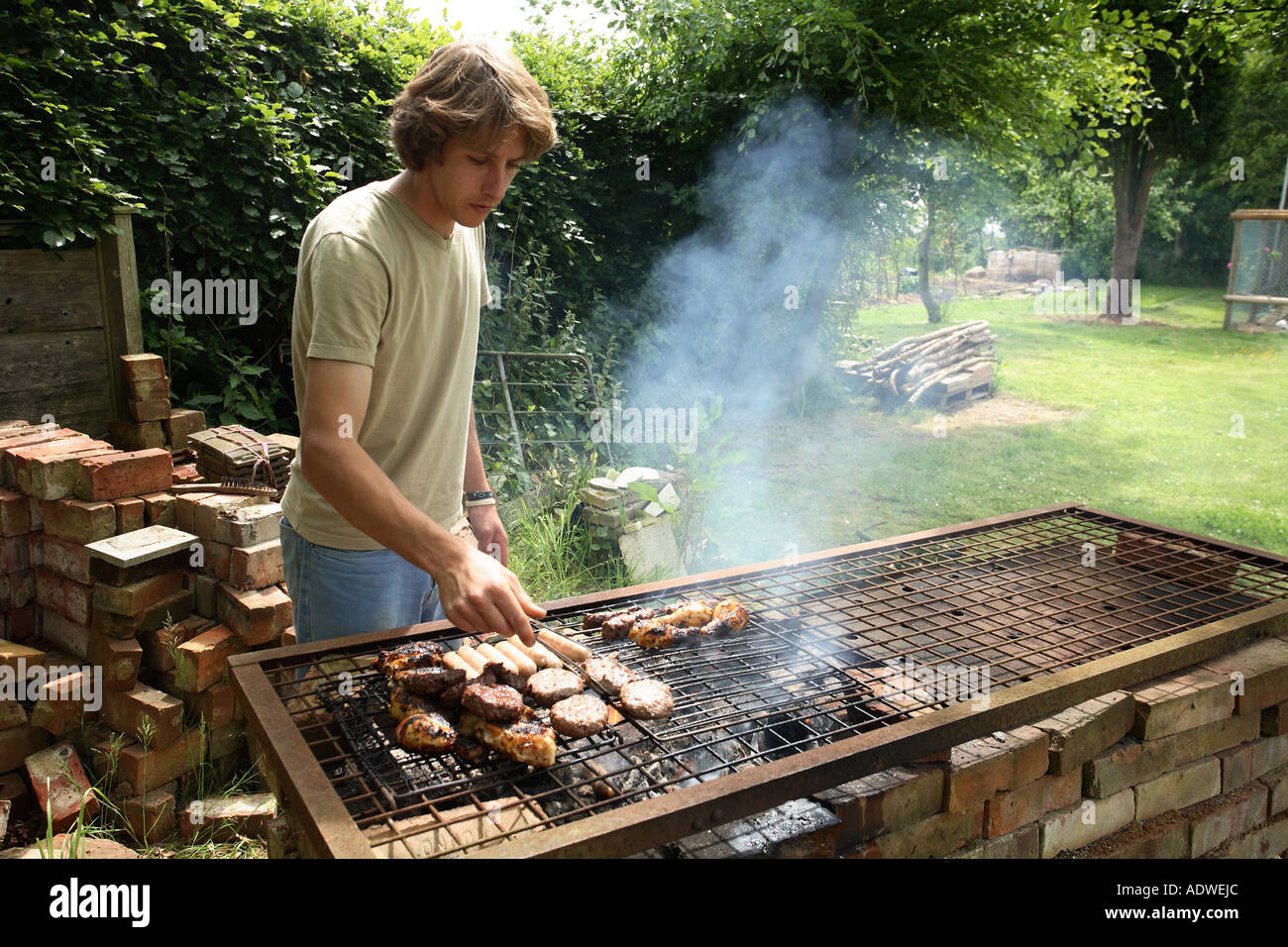 Men barbecue uk hi-res stock photography and images - Alamy