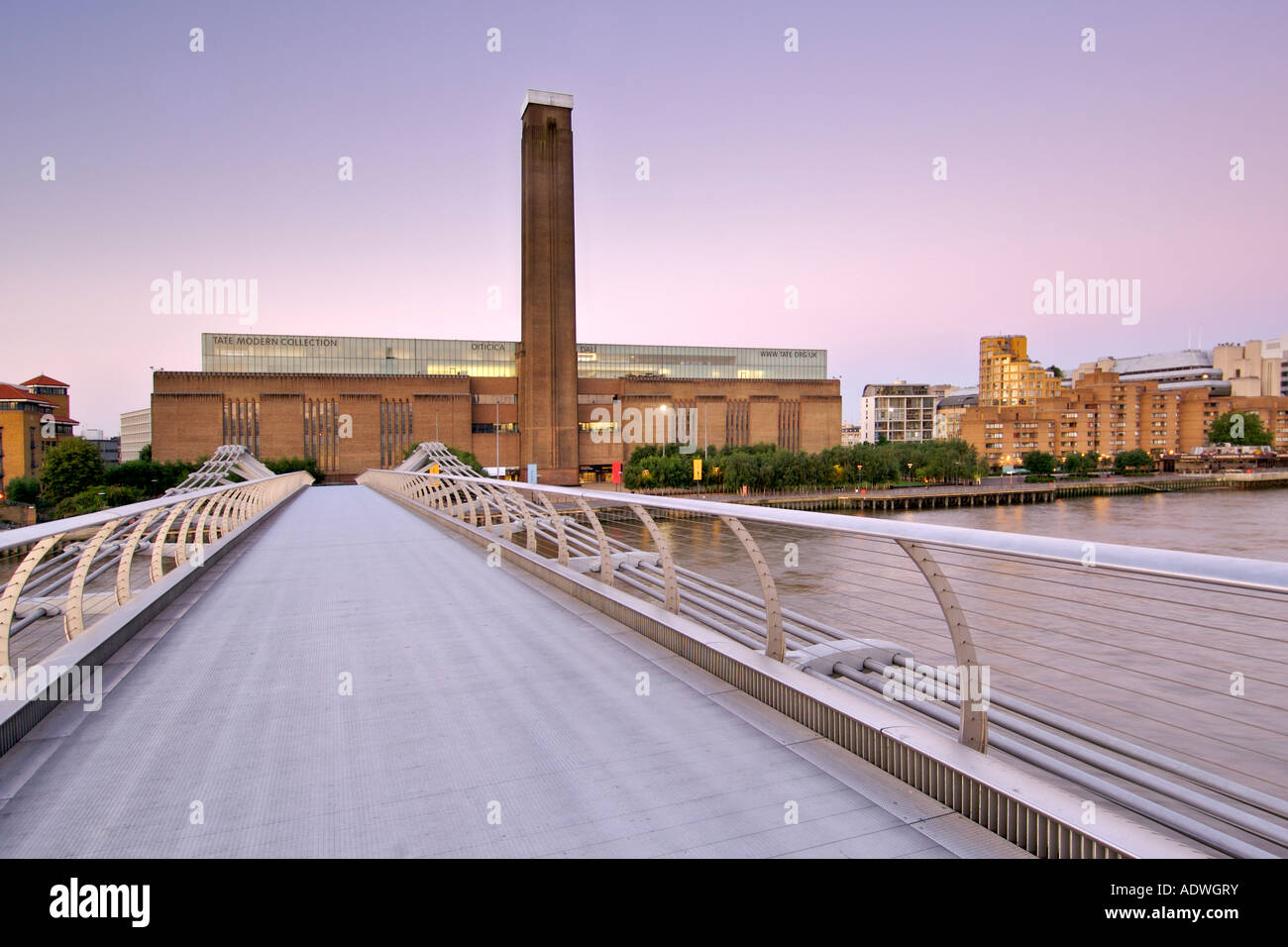 Tate modern exterior dusk hi-res stock photography and images - Alamy