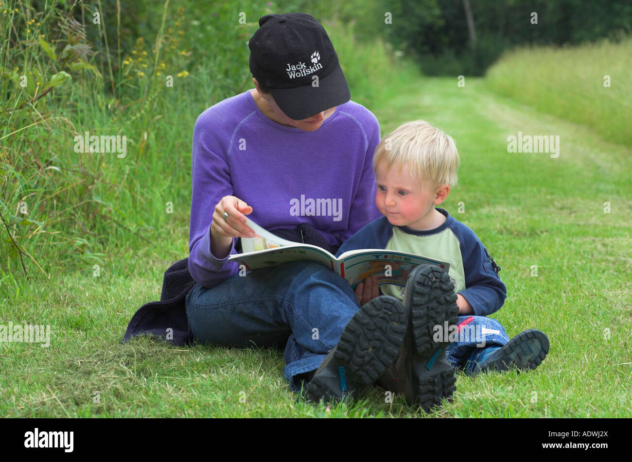 Mother and child reading book Stock Photo - Alamy