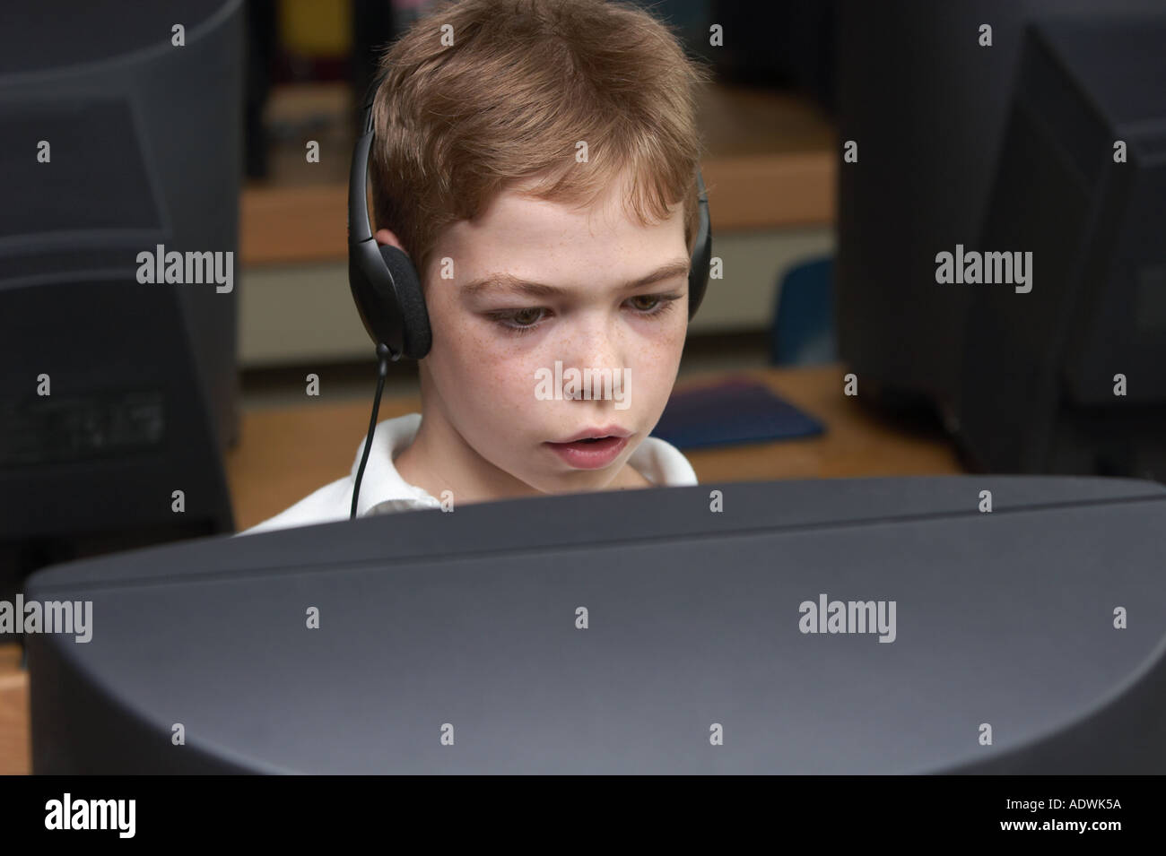 Child stare computer hi-res stock photography and images - Alamy